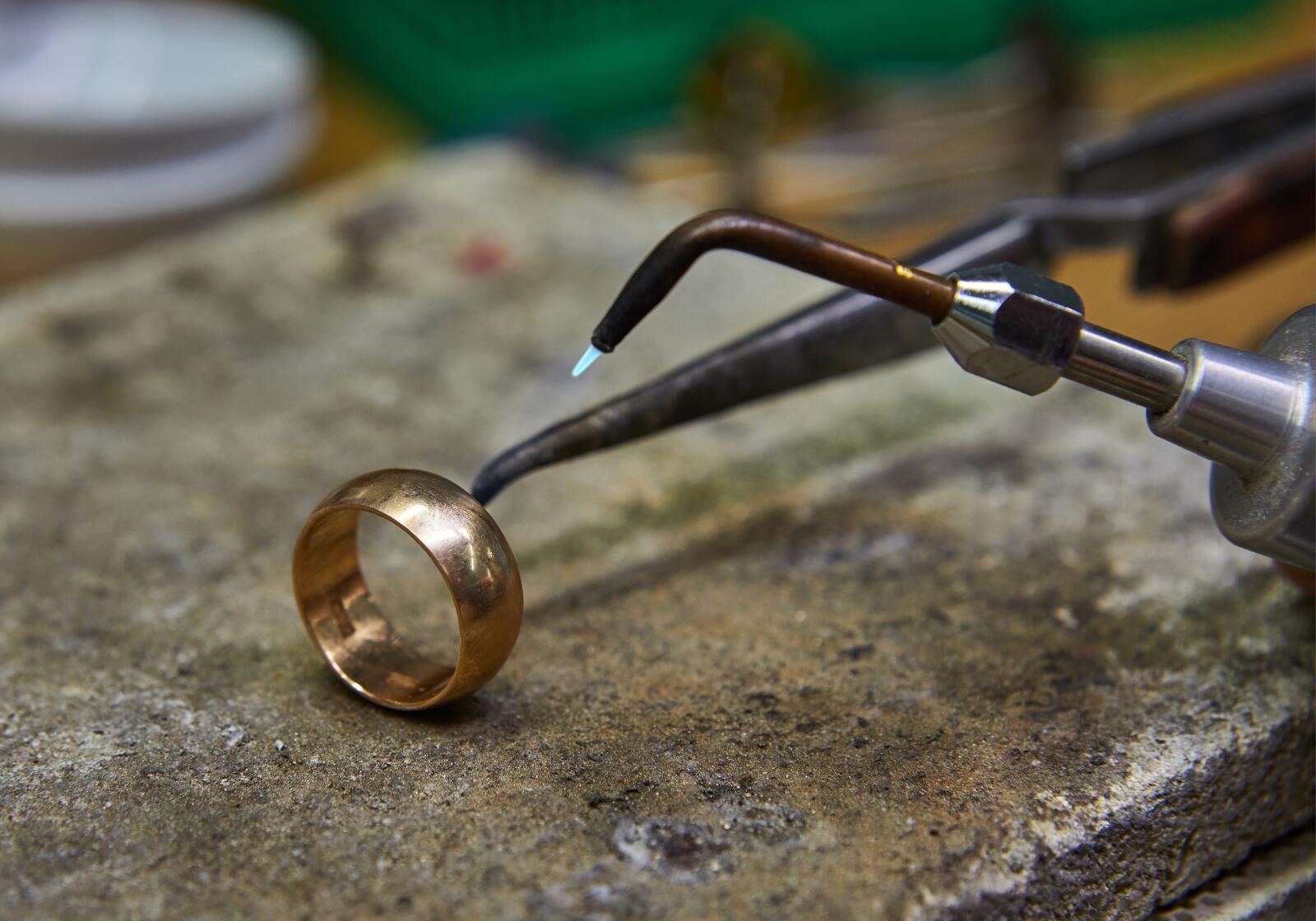 Die Kunst der Goldringherstellung: Von Schmelzen bis Feinschliff